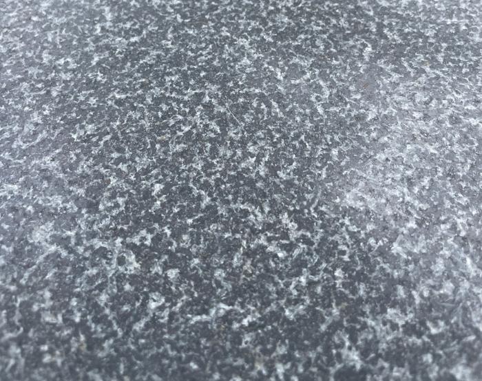 Køb Bord indisk L150cm Med poleret top og rå ben - Sten og Granit Butikken