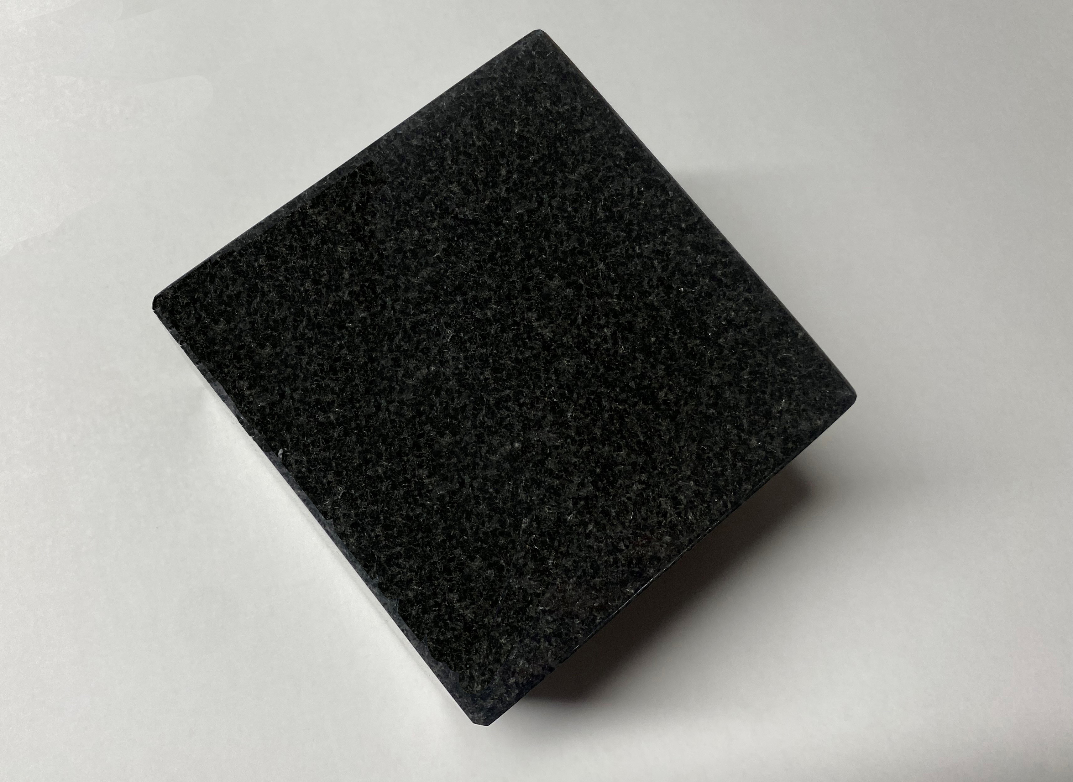 Køb Fuldpoleret sort granit sokkel 10 x 10 x H7cm - Sten og Granit Butikken