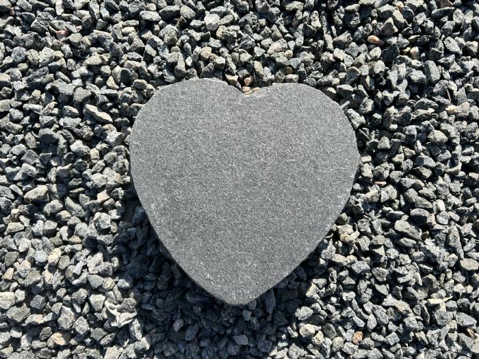 Køb Granit hjerte trædesten 2 størrelser Flere farver: rød, sort eller ...