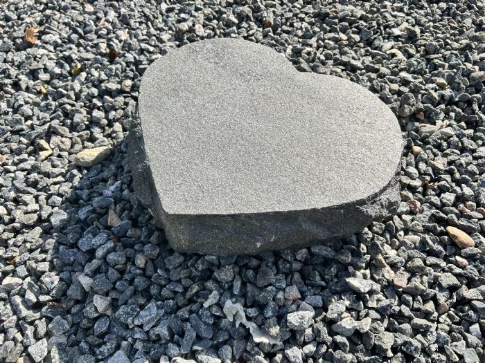 Køb Hjerte sort ca. 30 x 35 x 8 cm - Sten og Granit Butikken