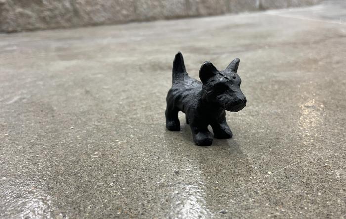 Køb Hund lille sort metal L 6 cm - Sten og Granit Butikken