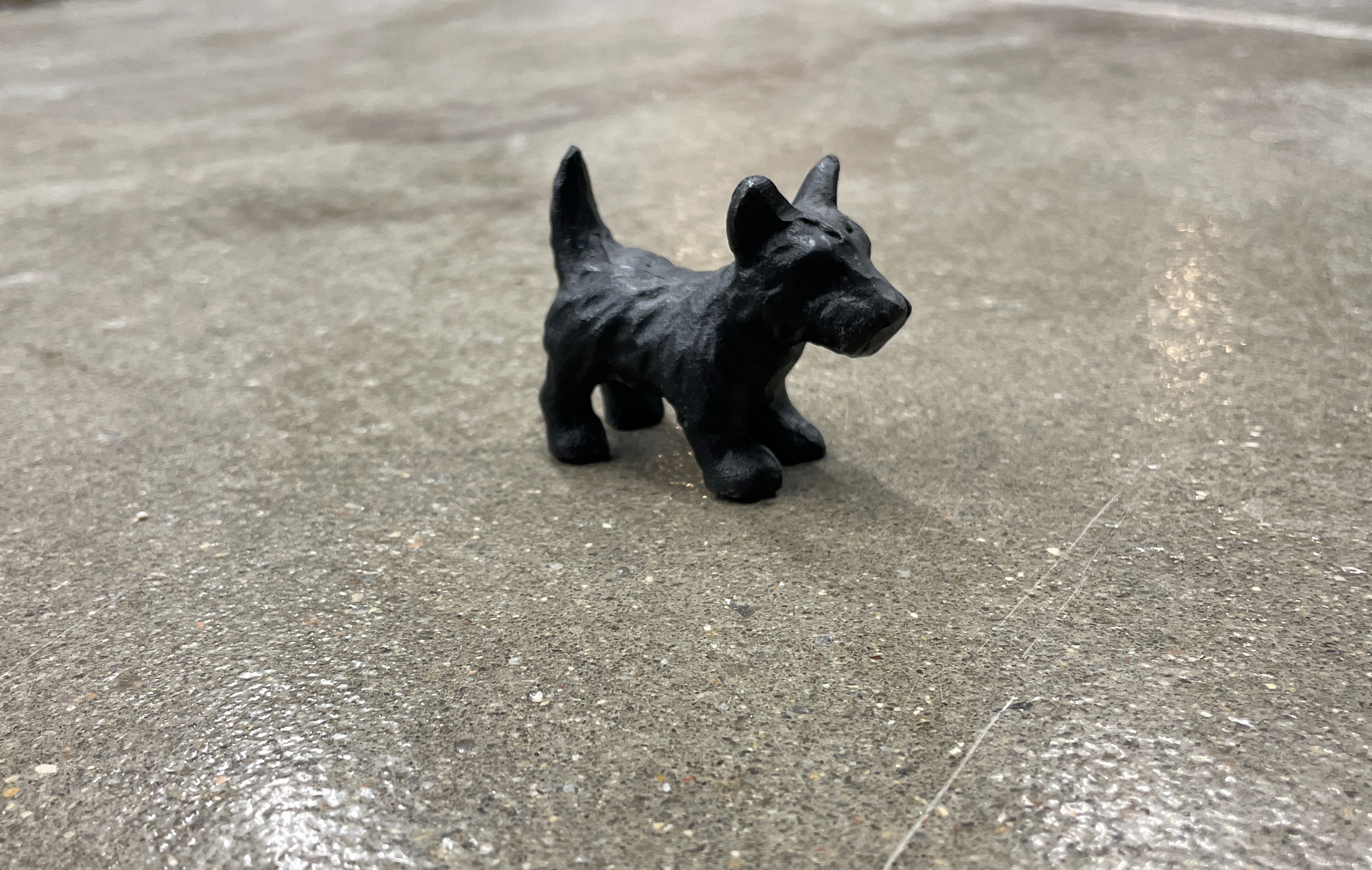 Køb Hund lille sort metal L 6 cm - Sten og Granit Butikken