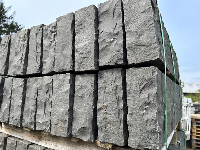 Køb Kantsten sort basalt - 18 stk Ca. 10 x 25 x 100 cm - kløvet