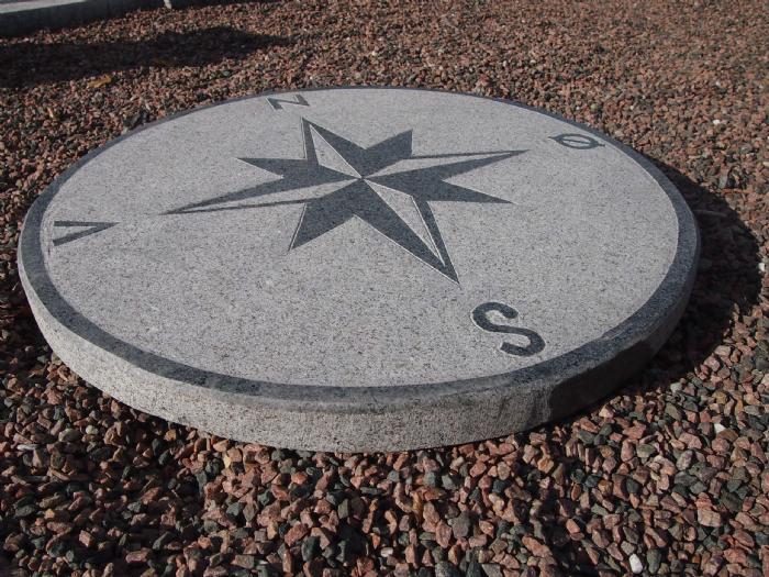 Køb Kompassten i gråsort granit Kompasrose - Højde 4 cm - Kompasroser ...