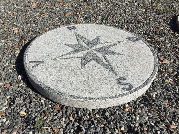Køb Kompassten i gråsort granit Kompasrose - Højde 4 cm - Sten og ...