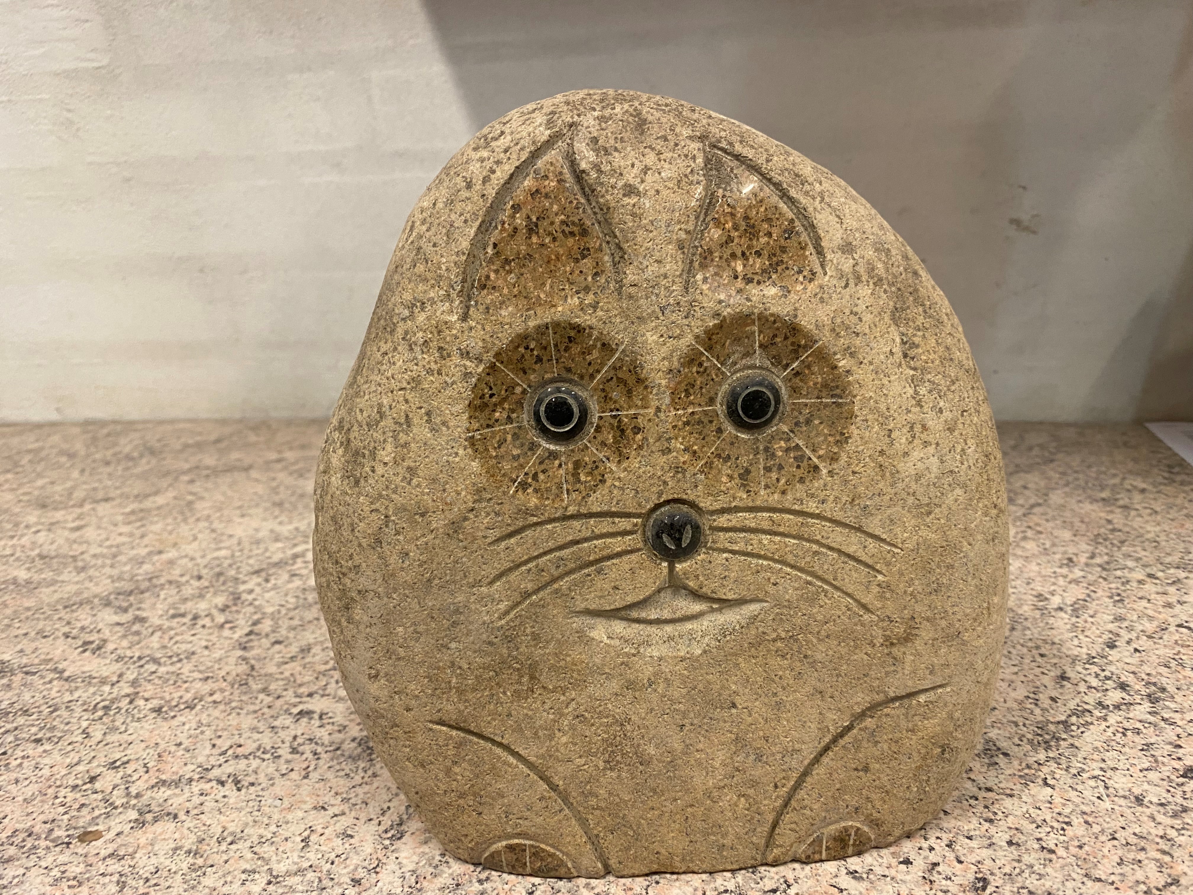 Køb Marksten med kattemotiv H 20 cm - Sten og Granit Butikken