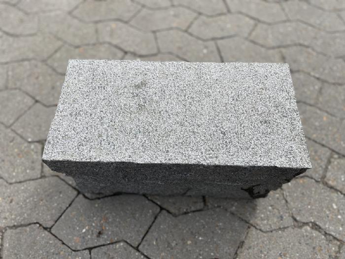Køb Sokkel 4-kant liggende H20 x 20 x 40 cm gråsort - Sten og Granit ...