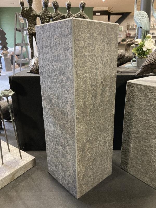 Køb Sokkel i sort basalt 25 x 25 x Højde 75 cm - Sten og Granit Butikken