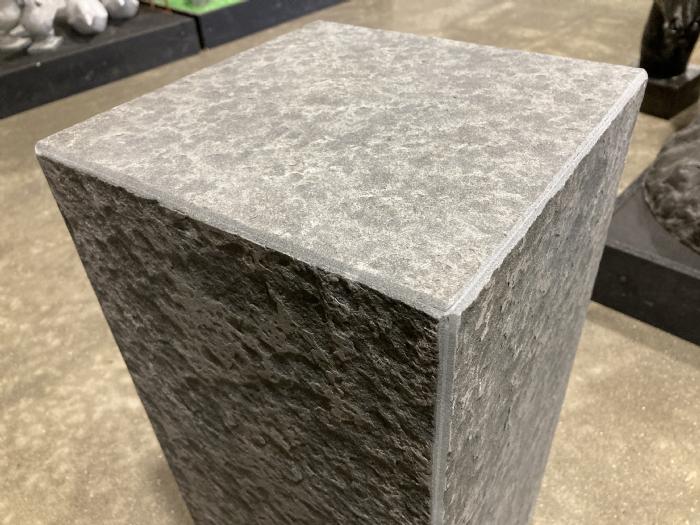 Køb Sokkel i sort basalt 25 x 25 x Højde 75 cm - Sten og Granit Butikken