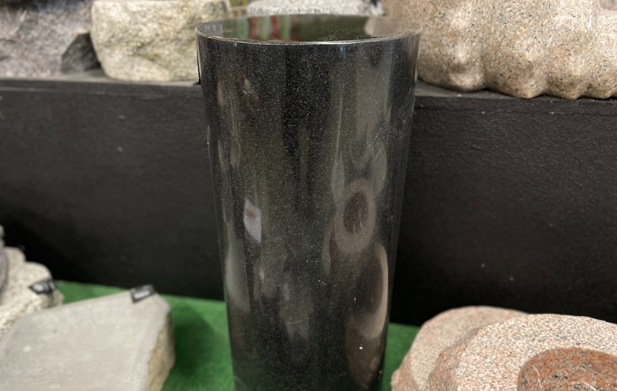 Køb Sokkel rund sort poleret H50 x 22 cm - Sten og Granit Butikken