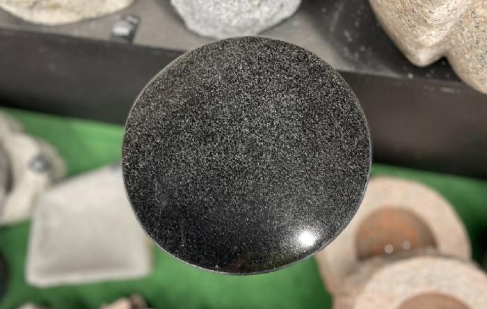Køb Sokkel rund sort poleret H50 x 22 cm - Sten og Granit Butikken