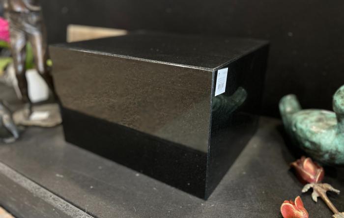 Køb Sokkel sort fuldpoleret 29,5 x H22 x 35 cm - Sten og Granit Butikken