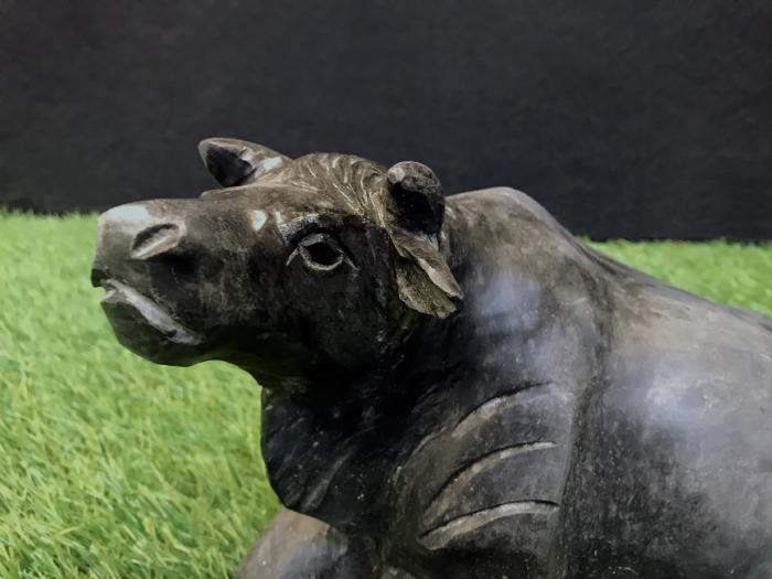 Køb Sort tyr i marmor Liggende stentyr - Sten og Granit Butikken